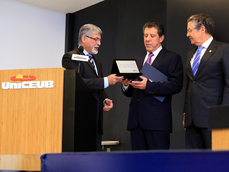 Ministro Marco Aurélio Mello entrega título de Professor Honoris Causa ...